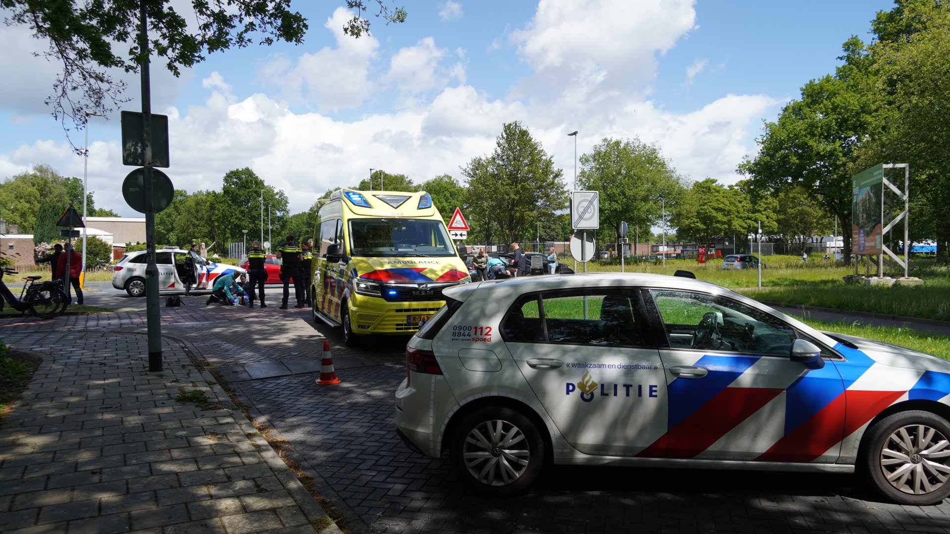 ZO!34 - Twee fietsers gewond na botsing met auto in Emmen
